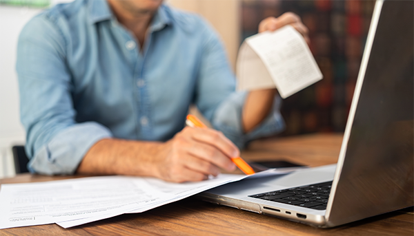 ¿Cómo funcionan los vales de gasolina deducibles?